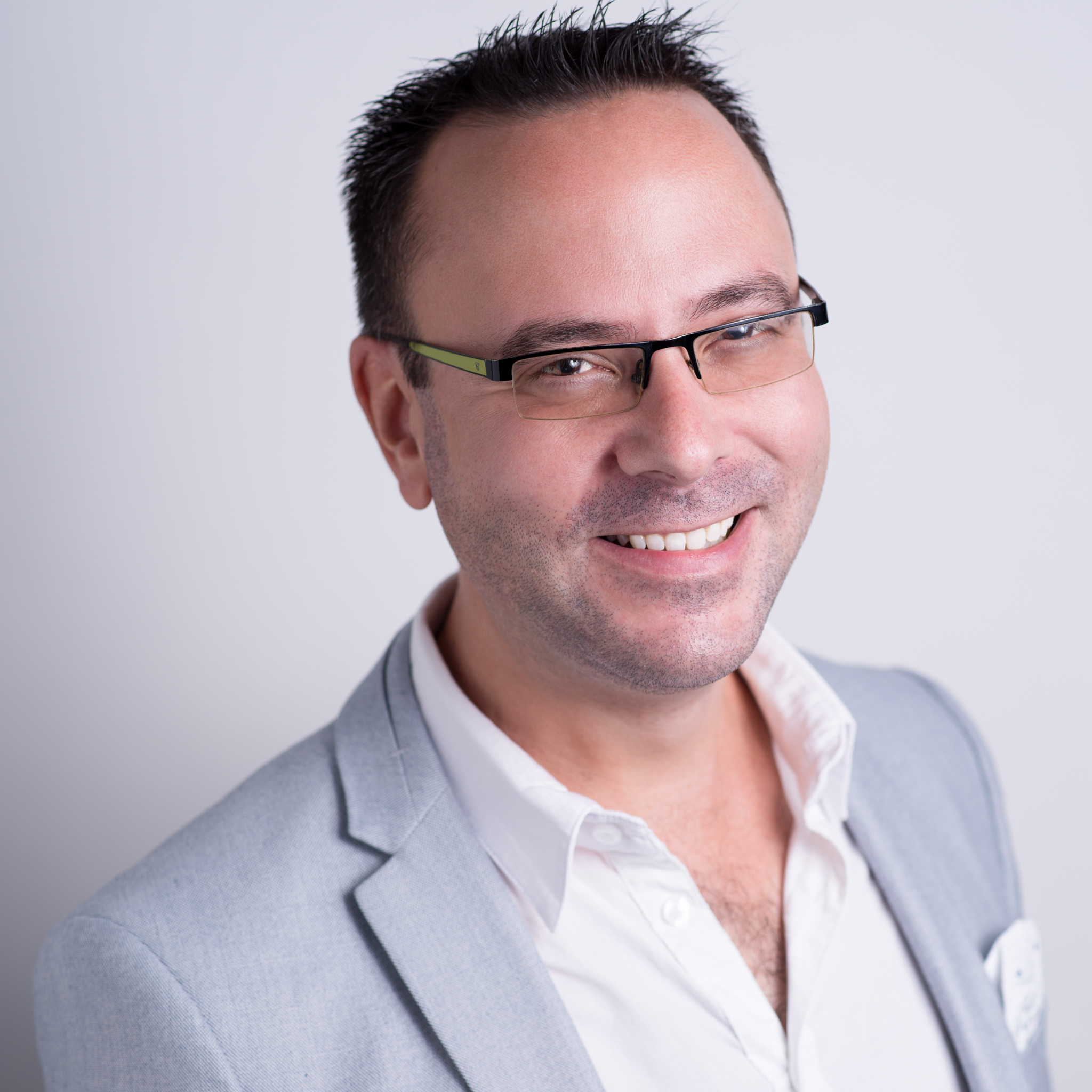 About Marketer and Journalist Samuel Scott